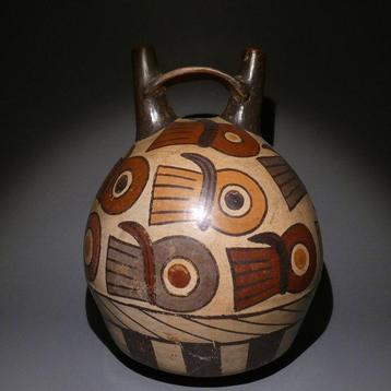 ② Nazca, Peru, Terracotta Versierd bolvormig handvat van de — Mineralen ...