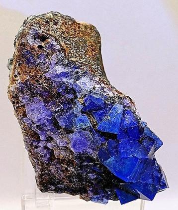 ② Prachtige groene kristalcluster bij daglicht met mooie — Minéraux ...