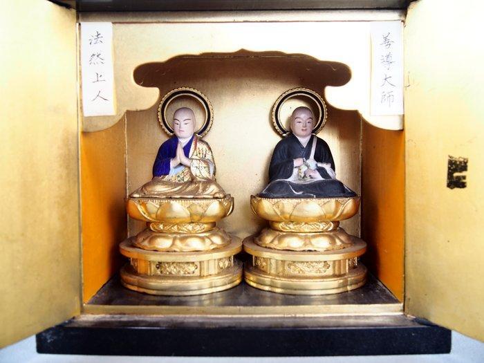 ② The statues of Honen Shonin and Zendo Daishi enshrined at ...