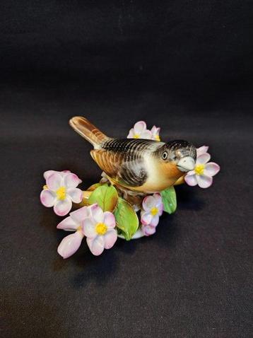 ② Herend - Figure - Vogel auf Ast mit Blatt- und Blütenwerk ...