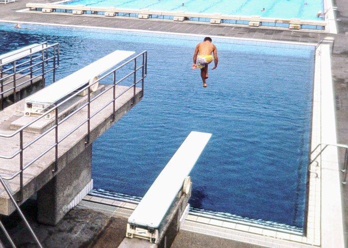 ② Hans Vos - Een duik nemen in het olympisch zwembad, Berlijn — Kunst ...